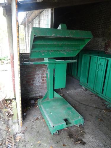 Containerpers The Green Machine + 2x metalen kar + rolcontainer ...